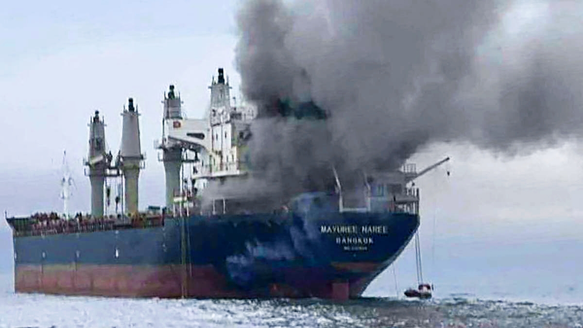 Löschung des Brandes auf dem kuwaitischen Öltanker „Al-Salmi“ in Dubai ...